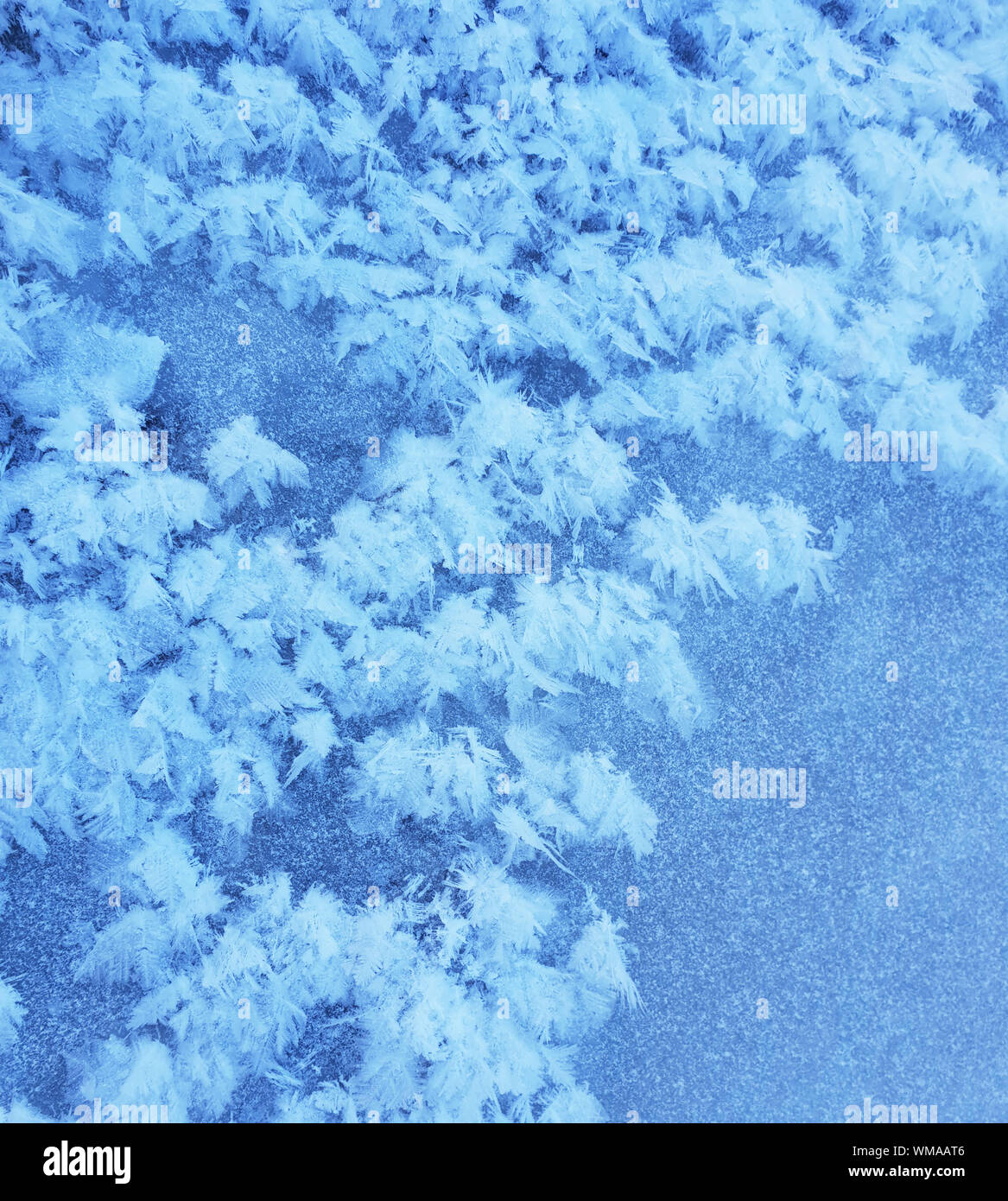 Snow crystal form beautiful snow pattern on frozen icy river Stock ...