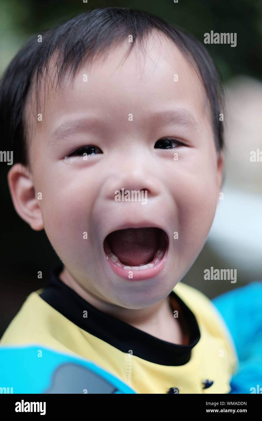 Child open mouth hi-res stock photography and images - Alamy