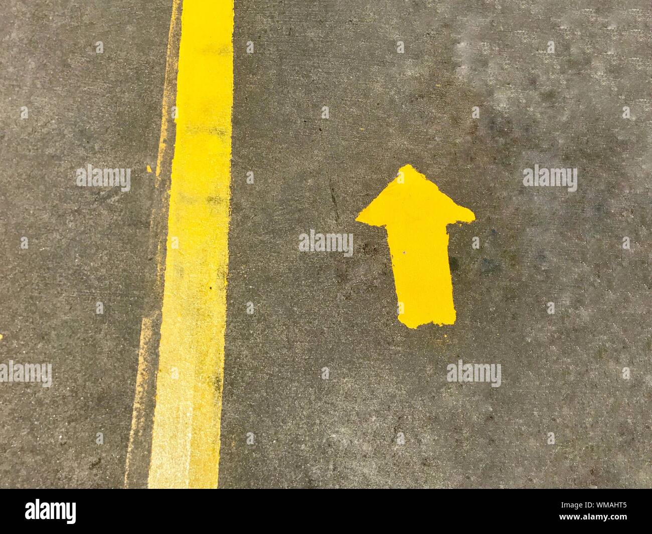 Arrow road marking hi-res stock photography and images - Alamy