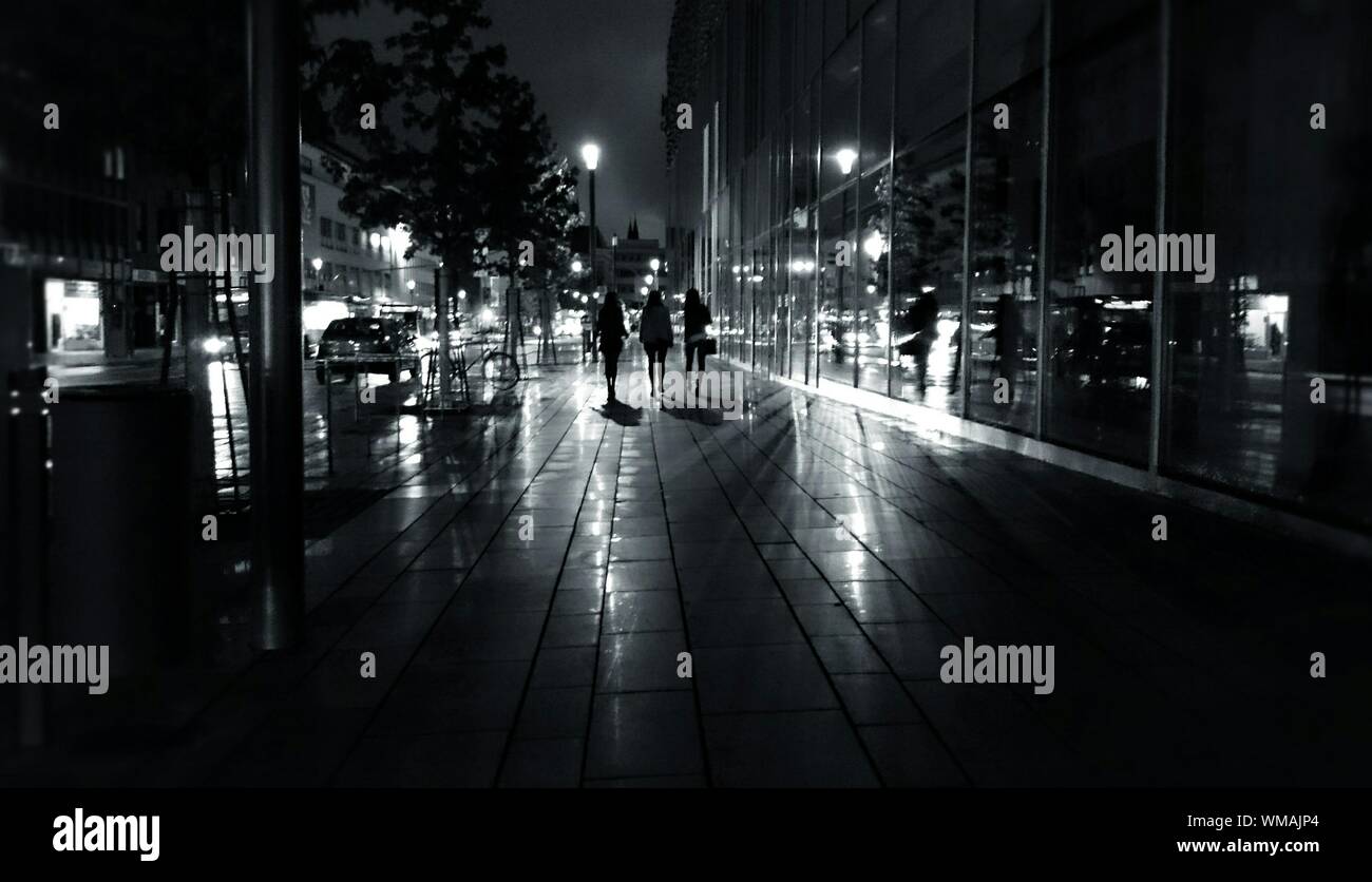 Night girls walking street hi-res stock photography and images - Alamy