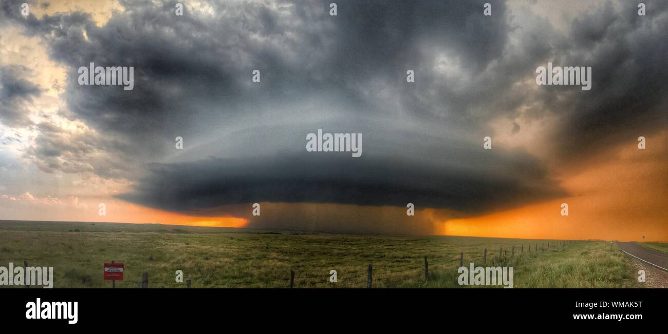 Thunderstorm field hi-res stock photography and images - Alamy