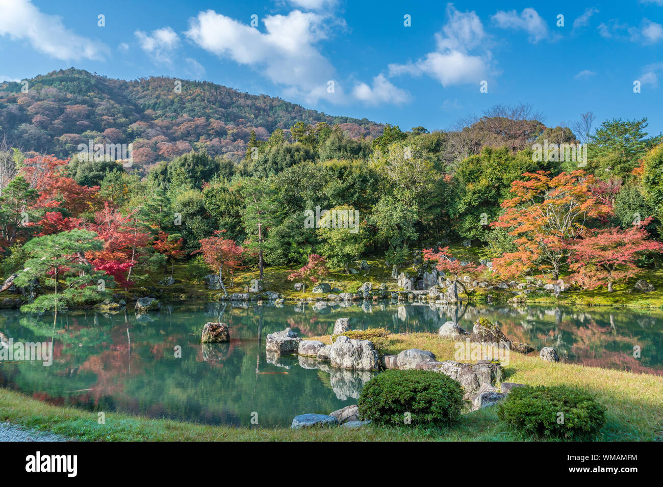 Japanese autumn scene: Pond reflections at Sogenchi Garden of Tenryu-ji ...