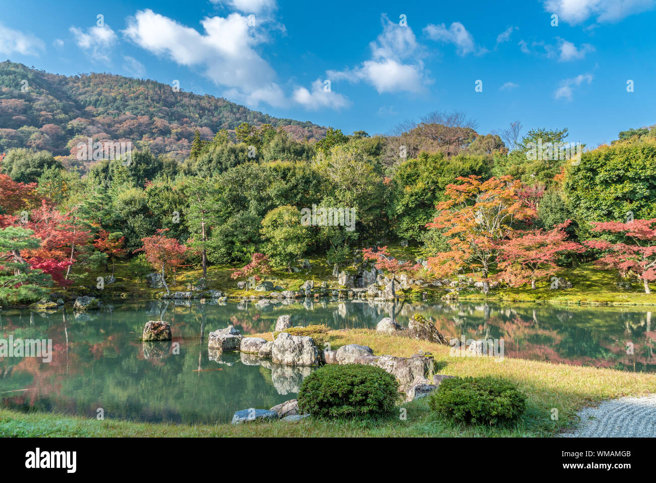 Japanese autumn scene: Pond reflections at Sogenchi Garden of Tenryu-ji ...