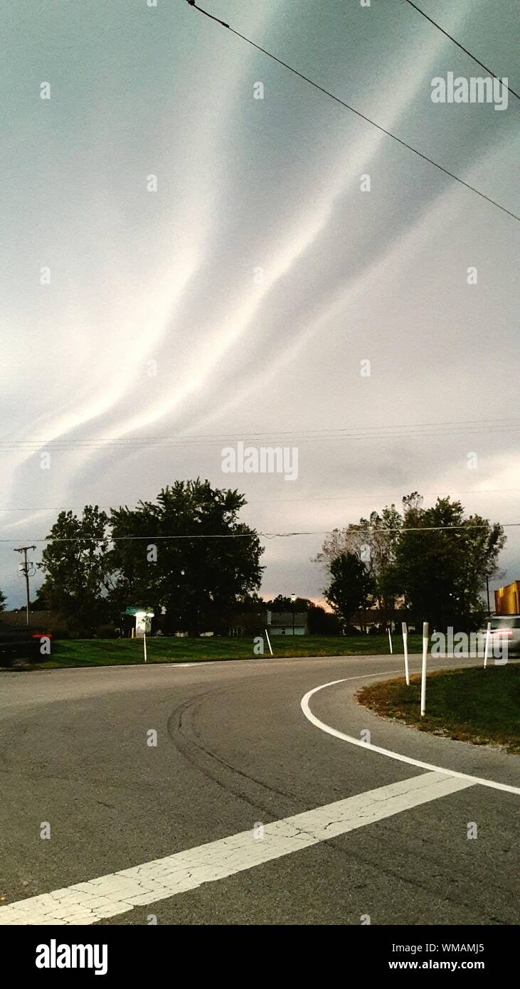 Clouds and road hi-res stock photography and images - Alamy
