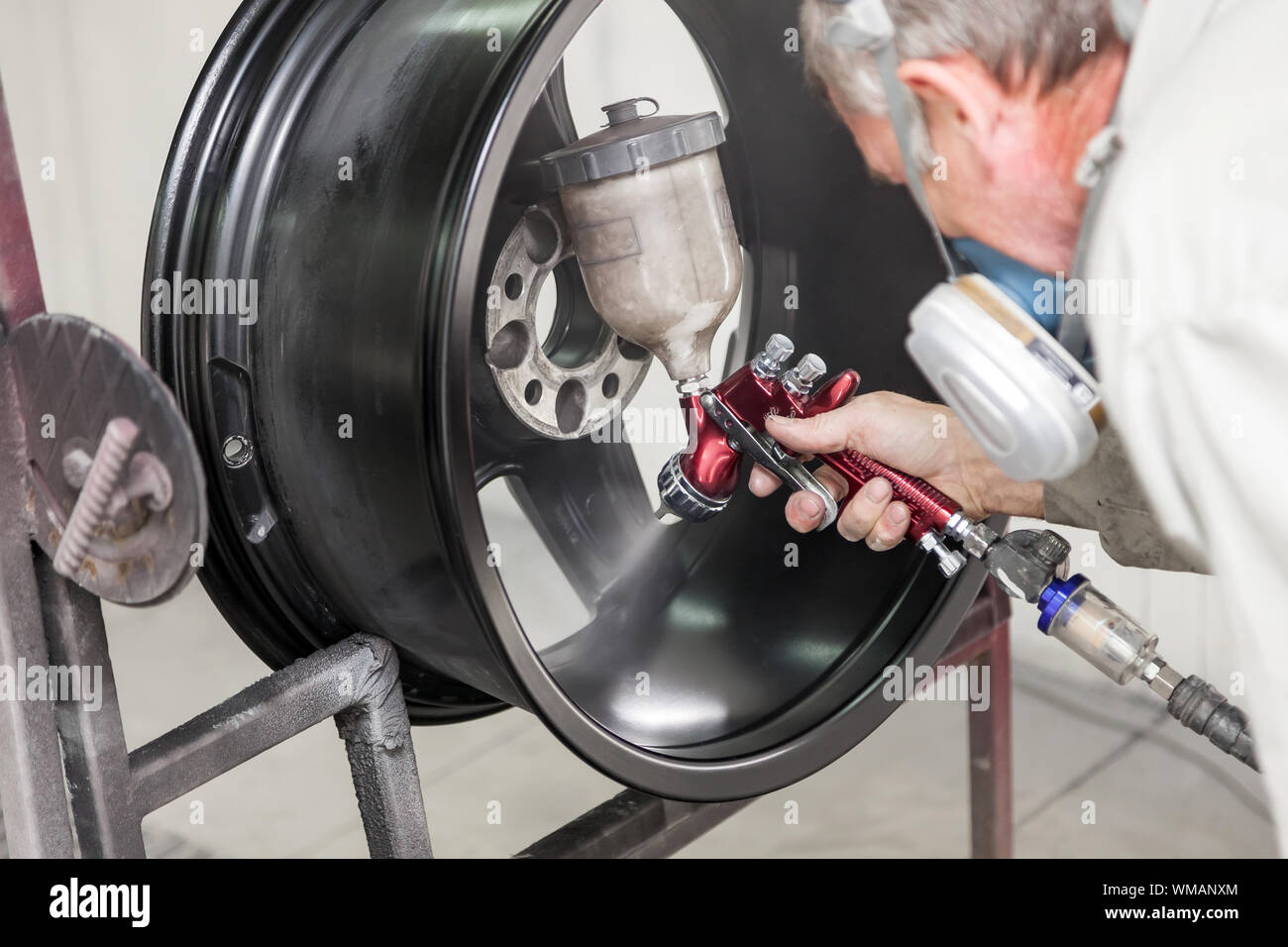 Painting the element body of the car - the aluminum alloy wheel with ...