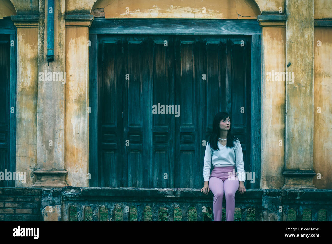 Sitting railing hi-res stock photography and images - Alamy