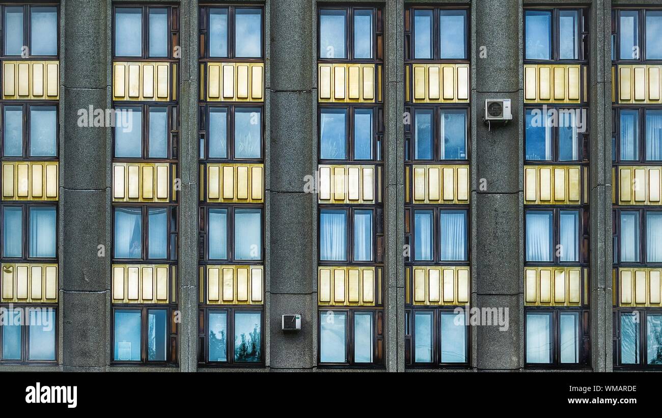 Full building shot hi-res stock photography and images - Alamy