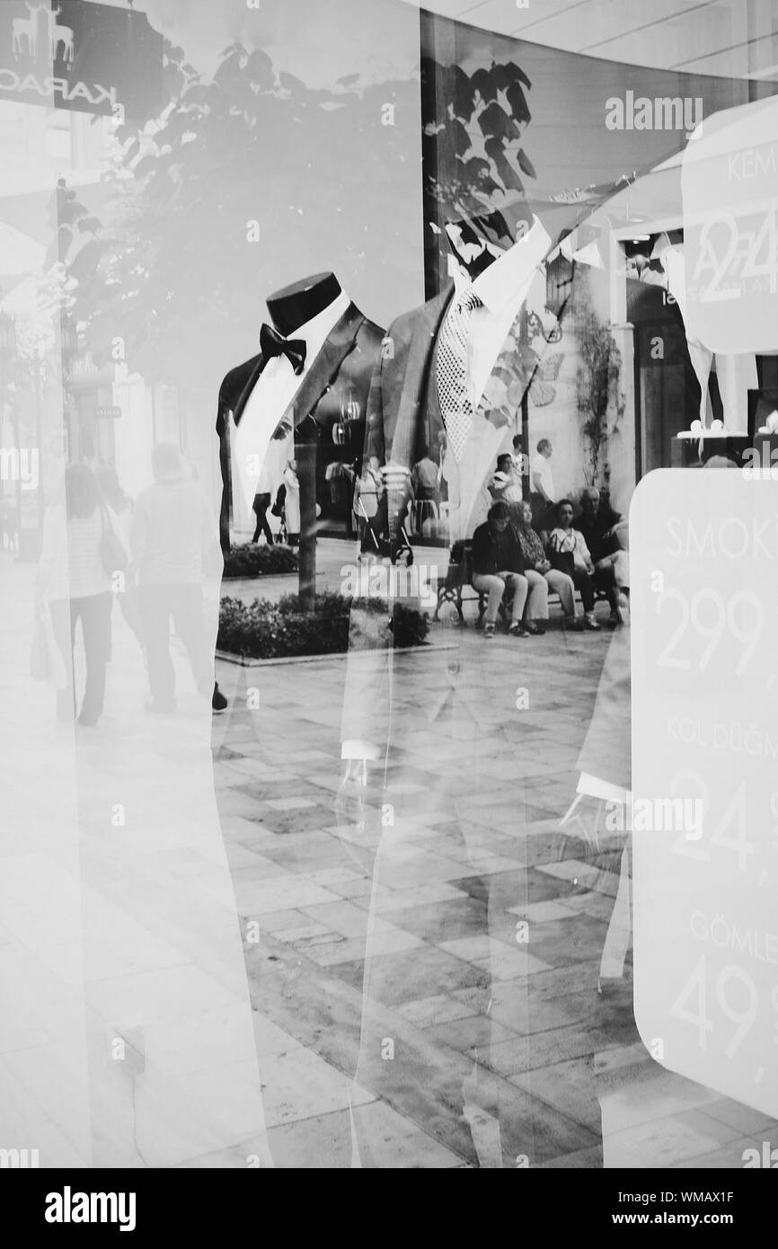 Shop window mannequins hi-res stock photography and images - Alamy