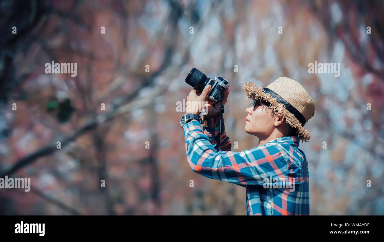 Man wearing camera hat hi-res stock photography and images - Alamy