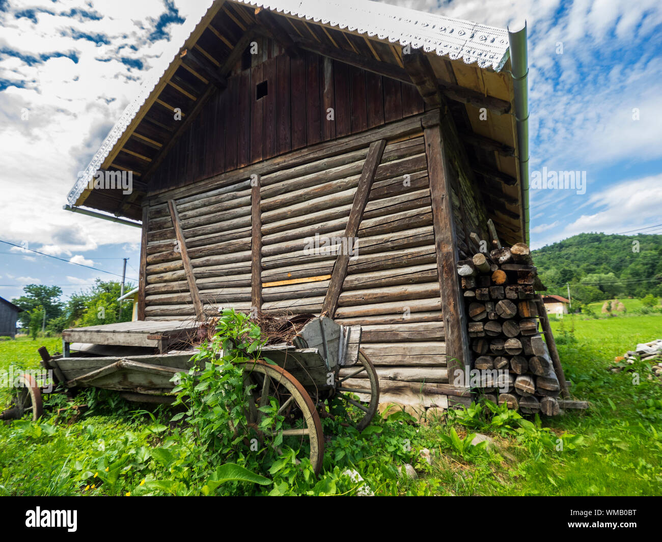 Old log barn hi-res stock photography and images - Alamy