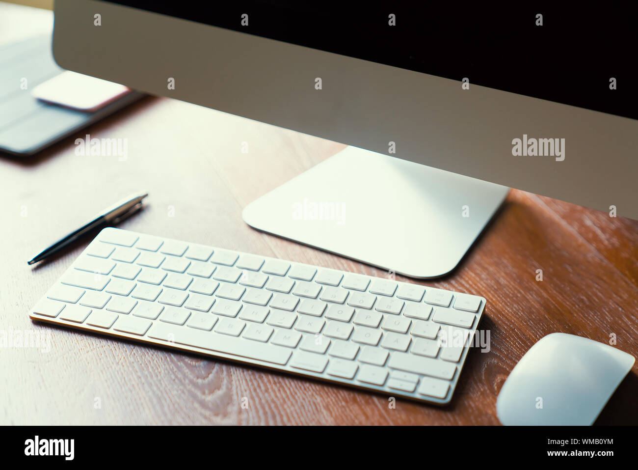 Monitor with mouse and keyboard hi-res stock photography and images - Alamy