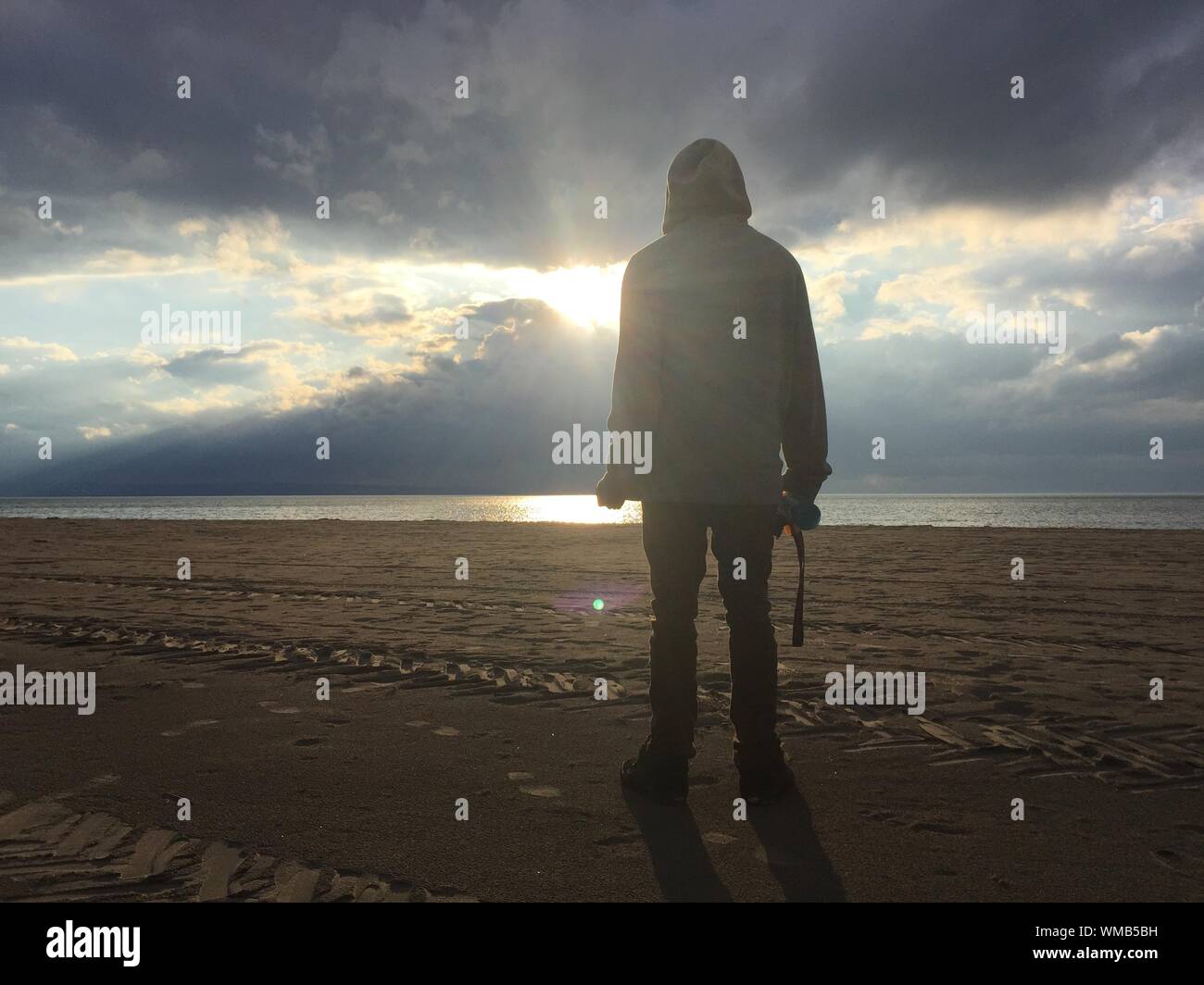 Person watching sea hi-res stock photography and images - Alamy