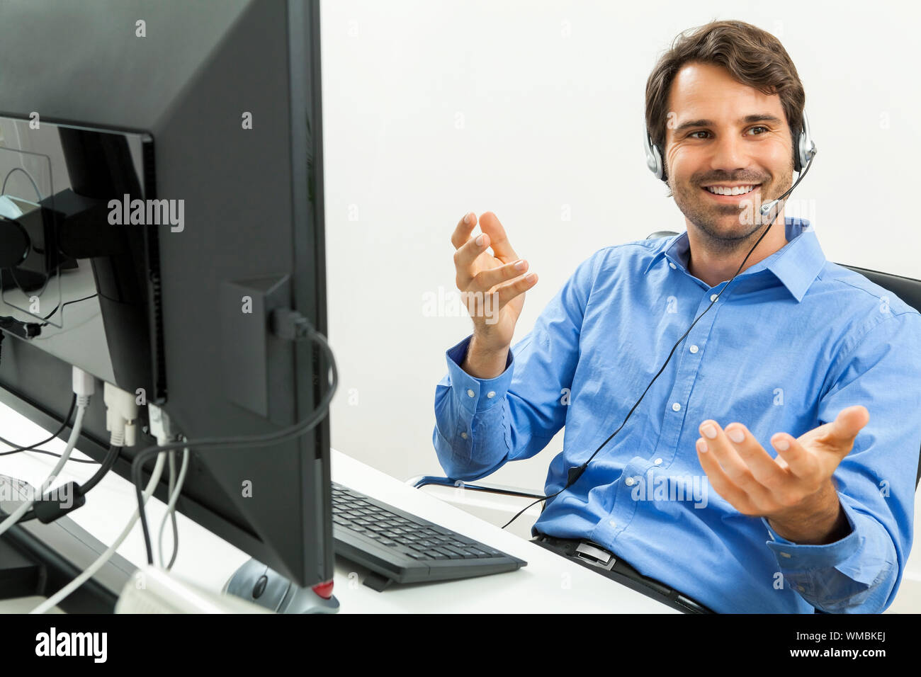 Man wearing headset hi-res stock photography and images - Alamy