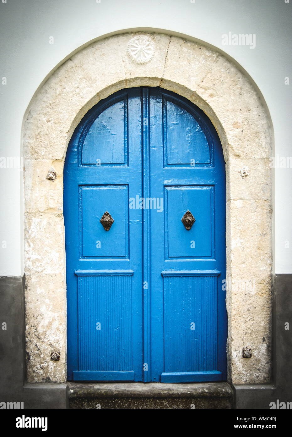 Blue door with arch hi-res stock photography and images - Alamy