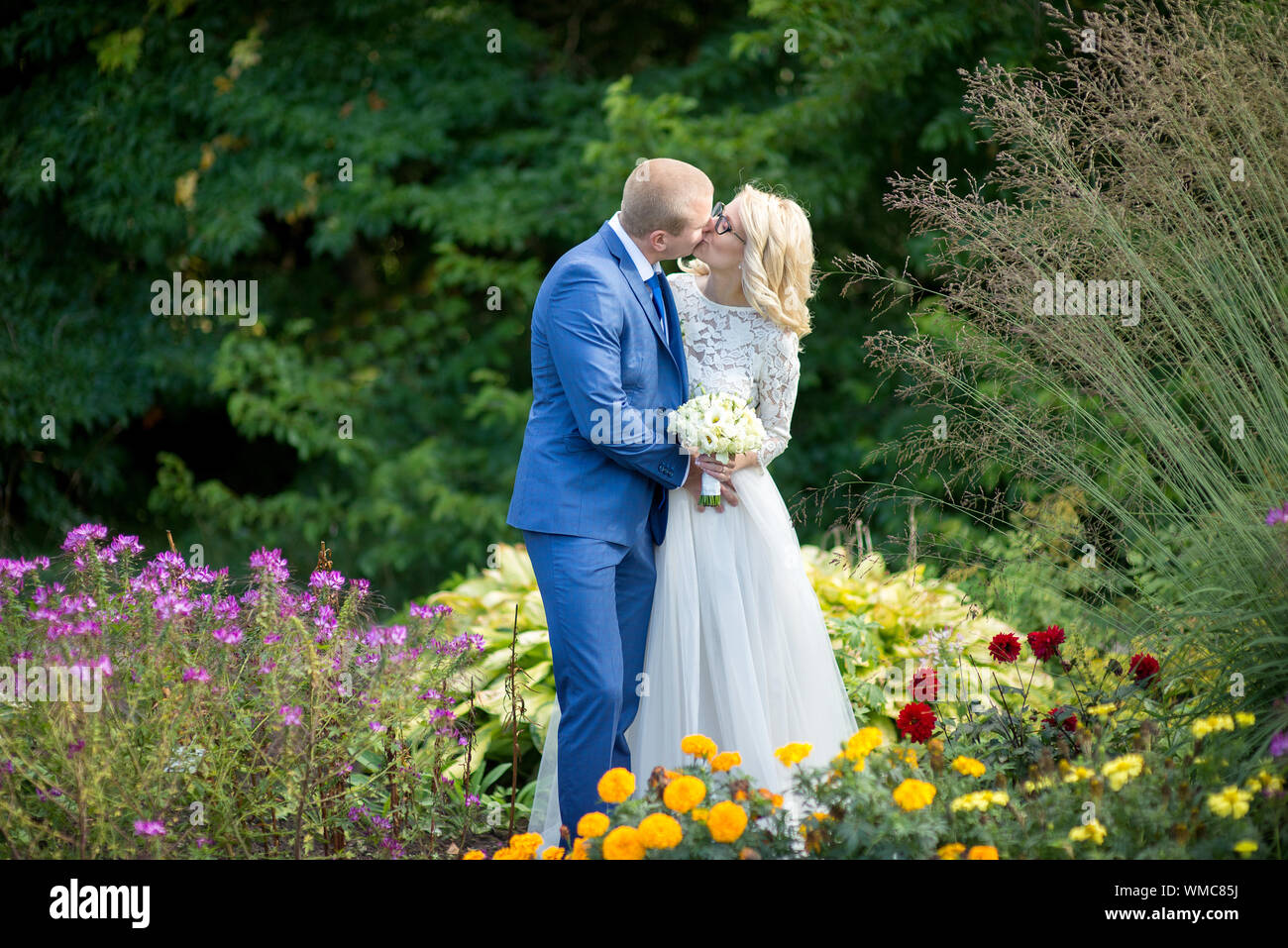 Couple kissing with flowers hi-res stock photography and images - Alamy
