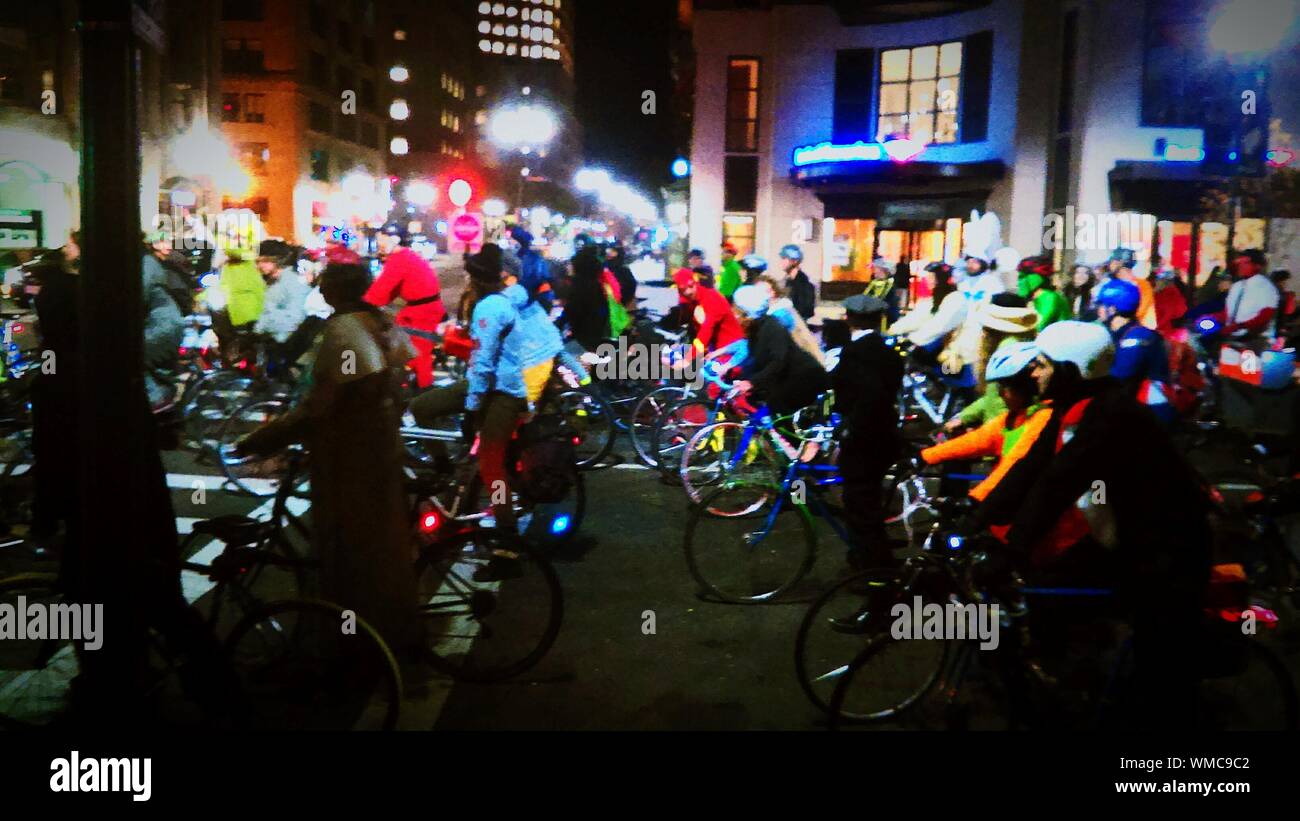Night city cyclist hi-res stock photography and images - Alamy
