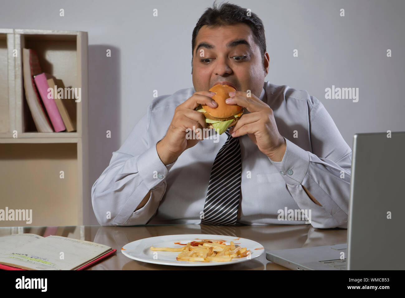 Eating desk burger hi-res stock photography and images - Alamy