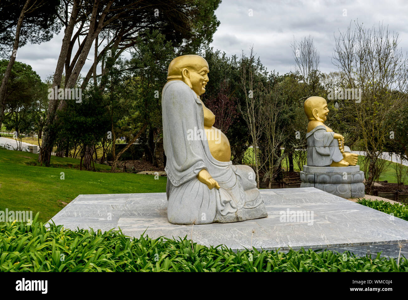 Laughing statues hi-res stock photography and images - Alamy