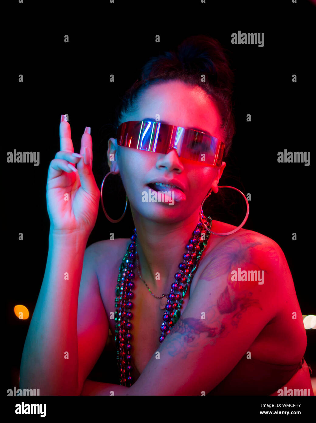 Sunglasses peace sign hi-res stock photography and images - Alamy