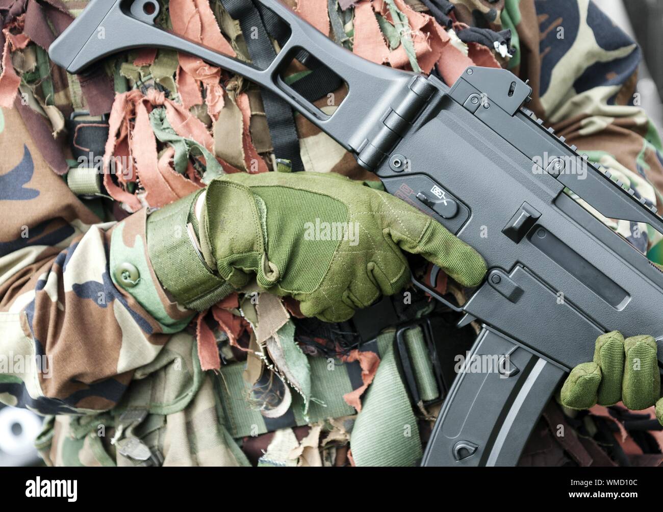 Soldier with rifle hi-res stock photography and images - Alamy