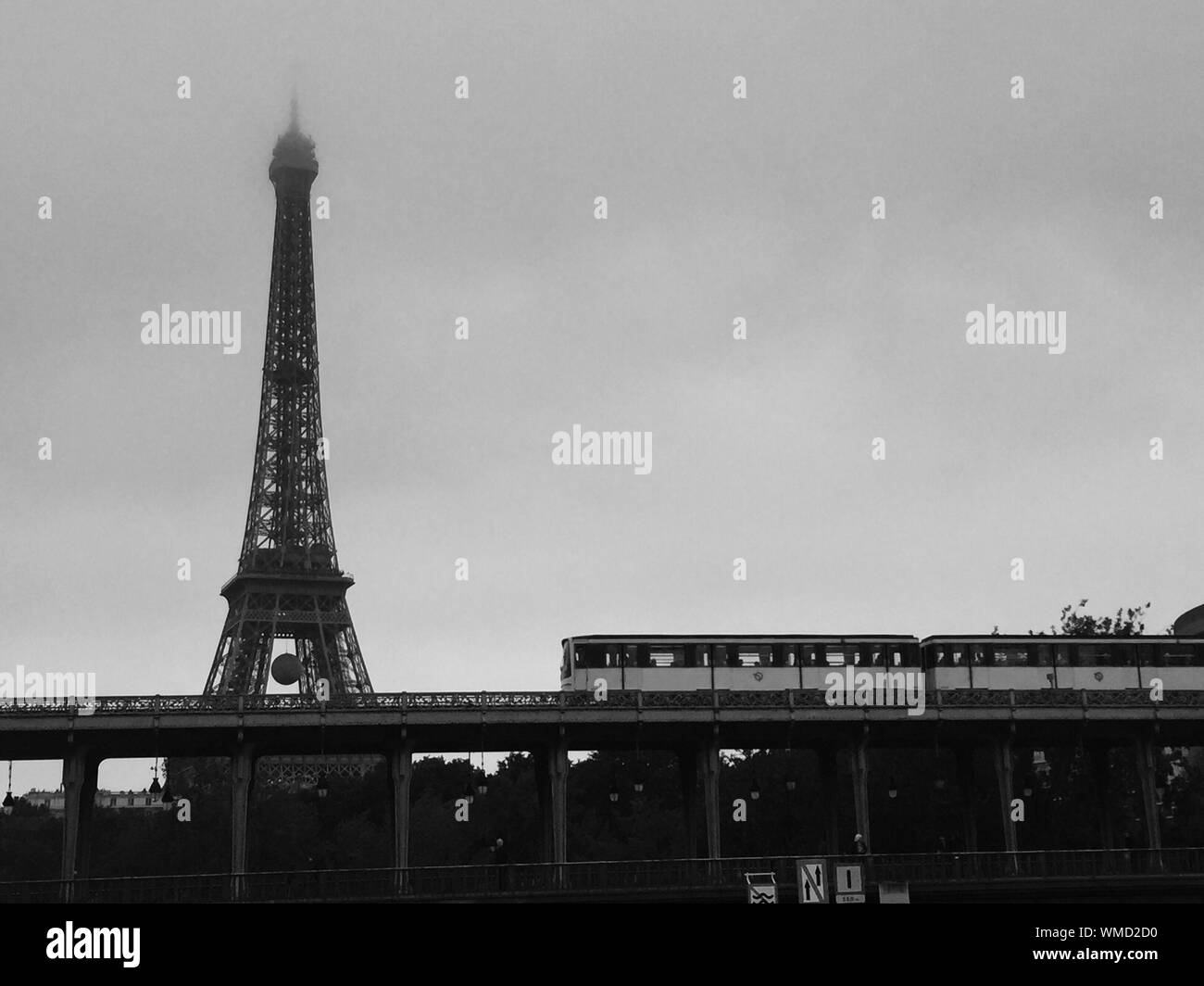 Bridge eiffel hi-res stock photography and images - Alamy