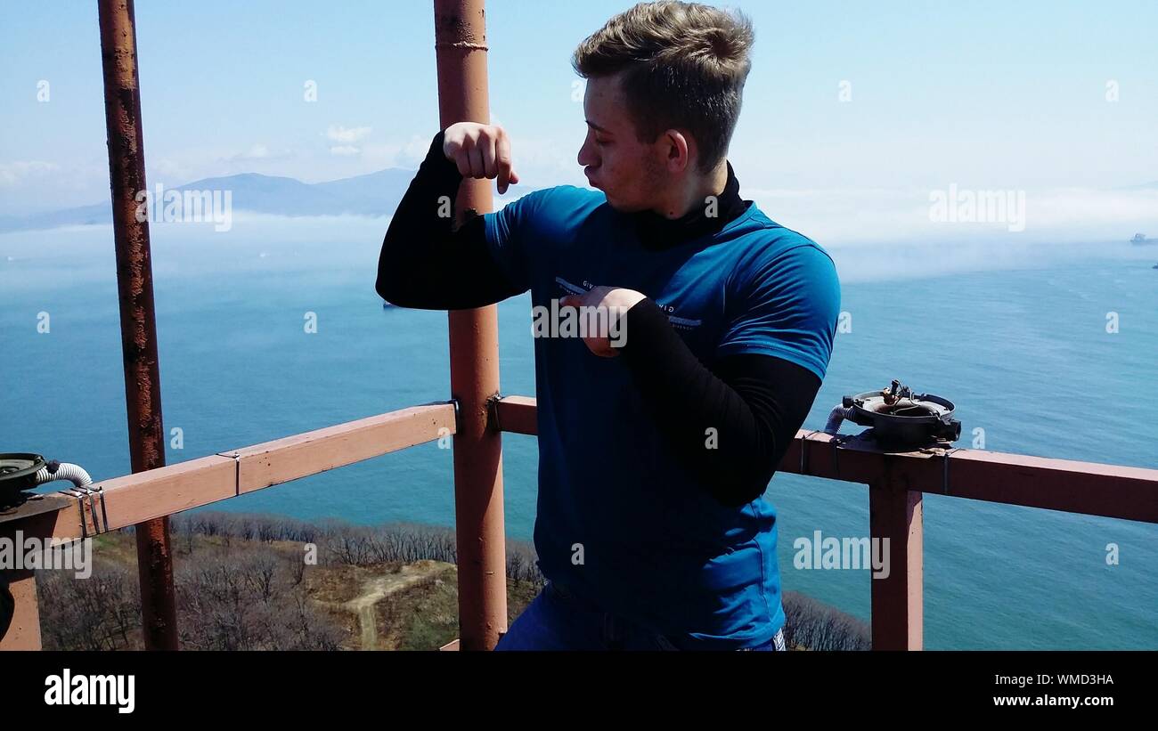 Man pointing muscles hi-res stock photography and images - Alamy