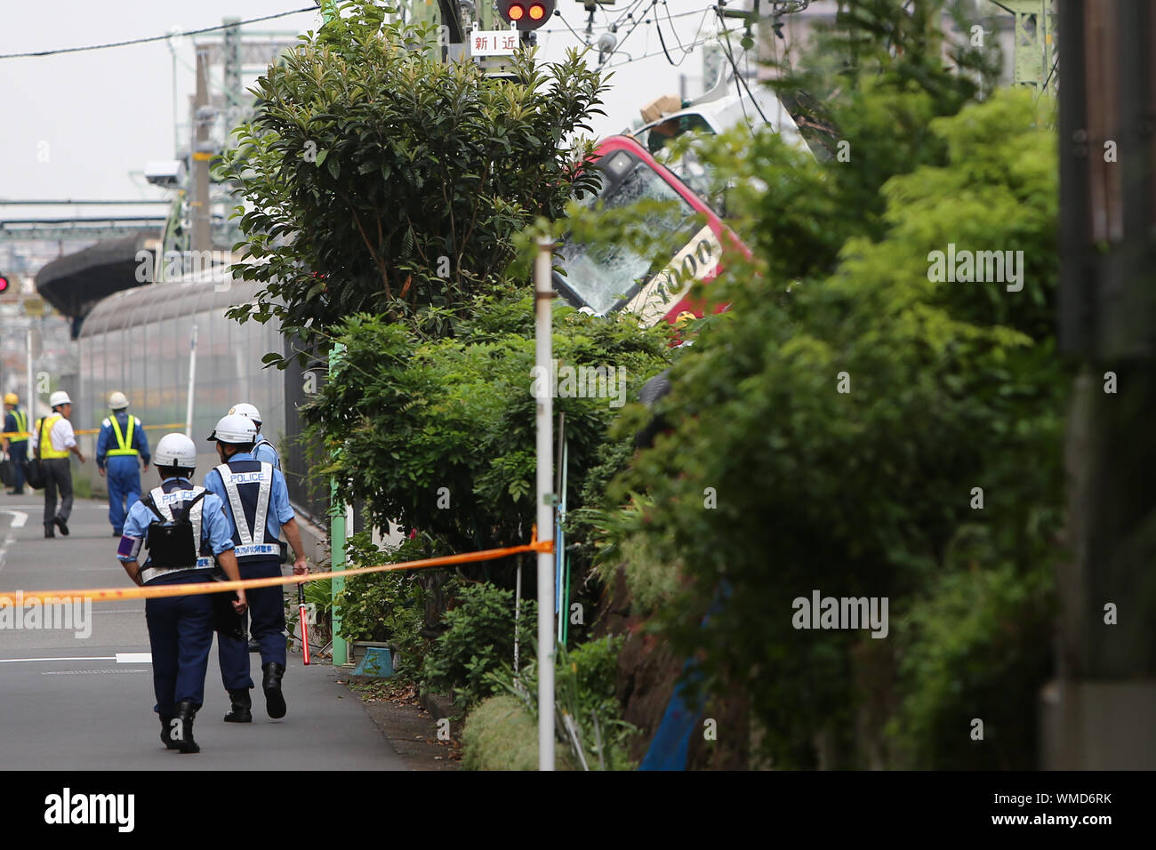 Yokohama, Japan. 5th Sep, 2019. Policemen set warning cordon near the ...