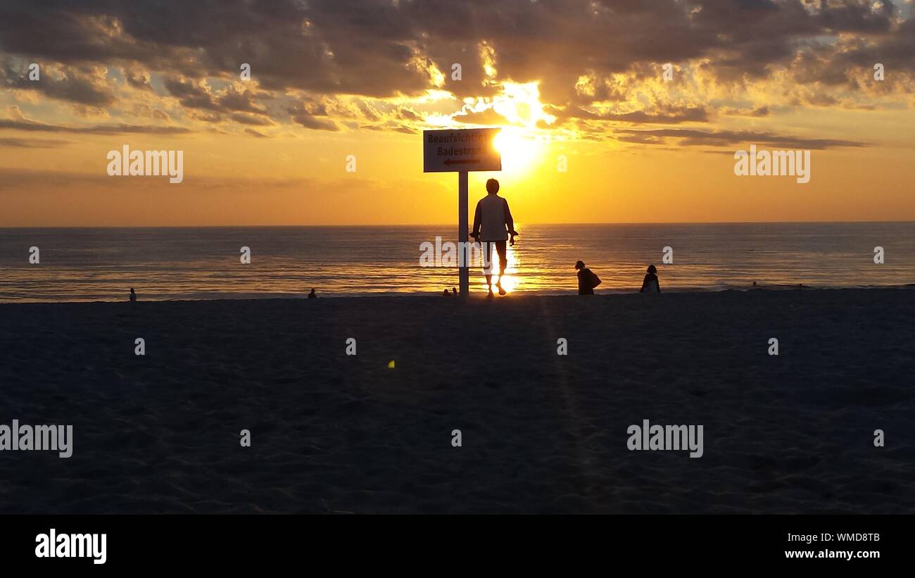 Man walking into sunset hi-res stock photography and images - Alamy