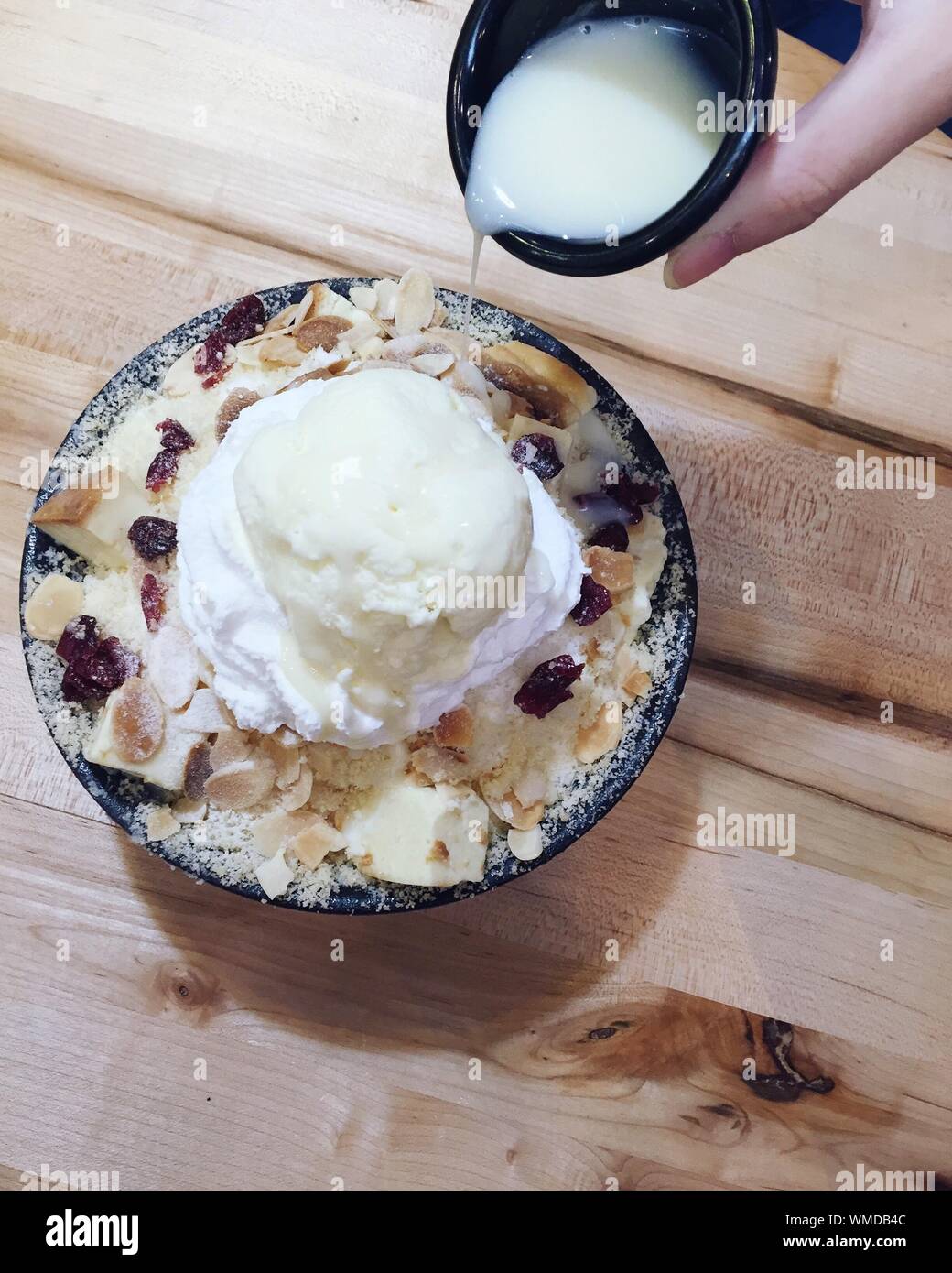 Hand pouring cream hi-res stock photography and images - Alamy