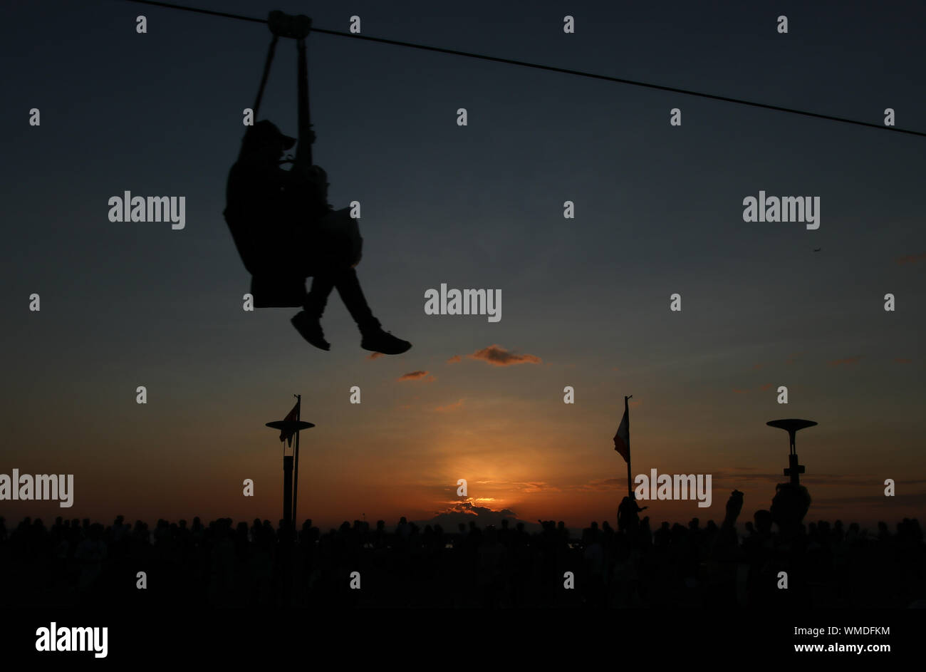 Person hanging silhouette hi-res stock photography and images - Alamy