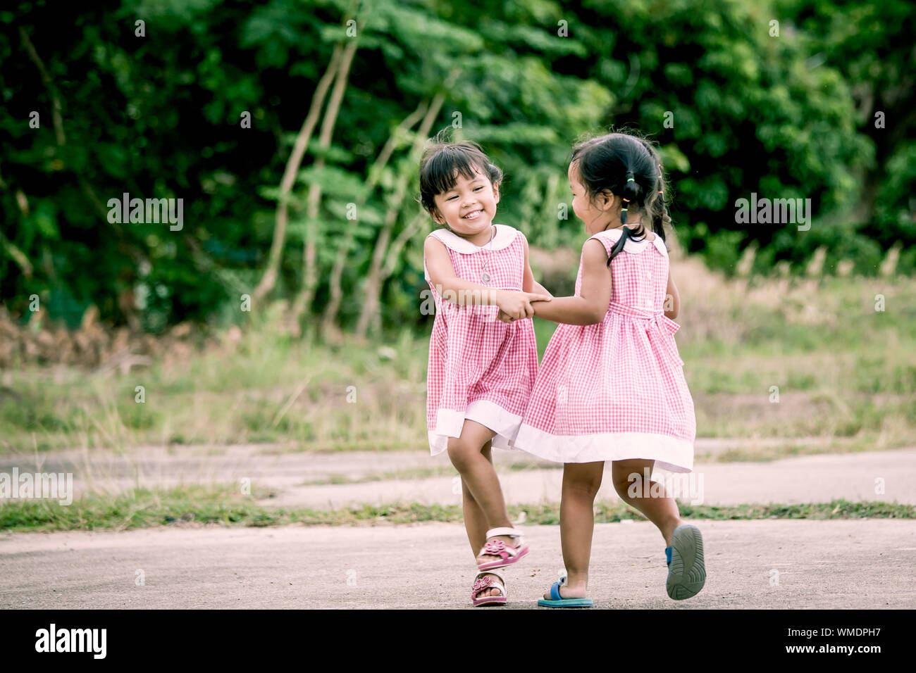 Smiling twin sisters hi-res stock photography and images - Alamy