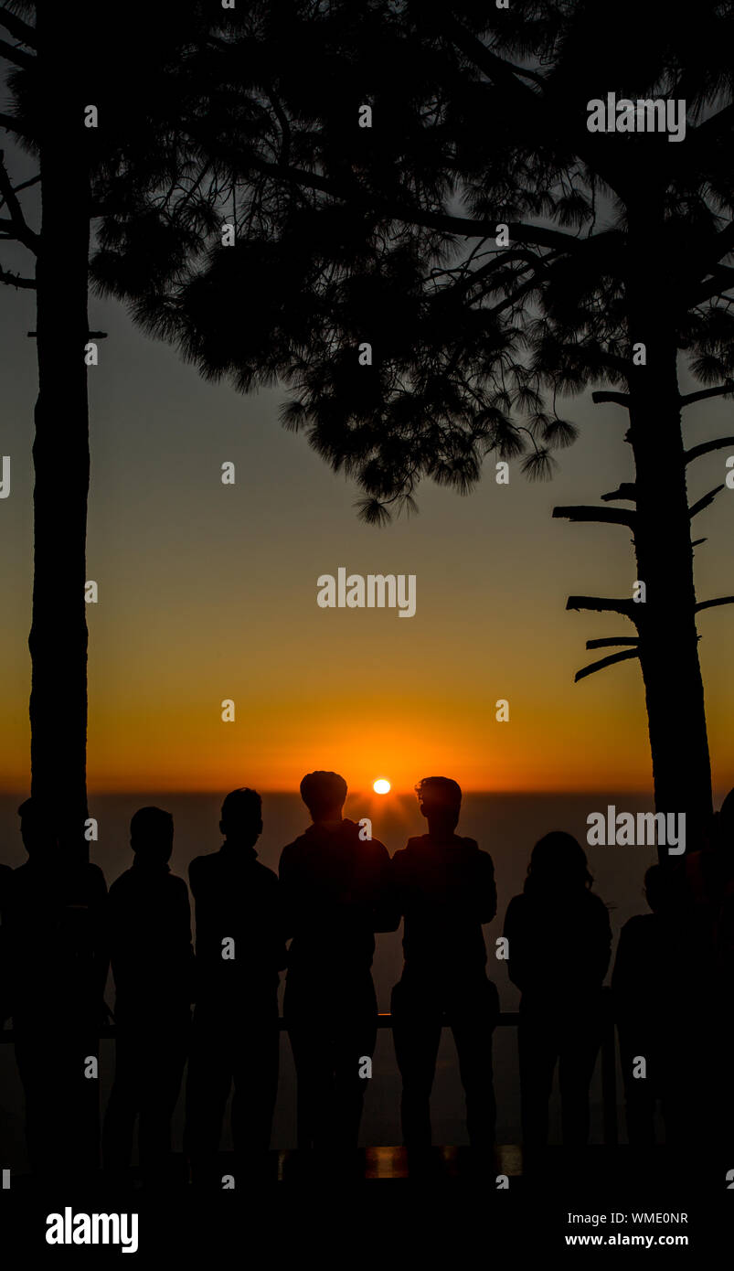 Group people at sunset hi-res stock photography and images - Alamy