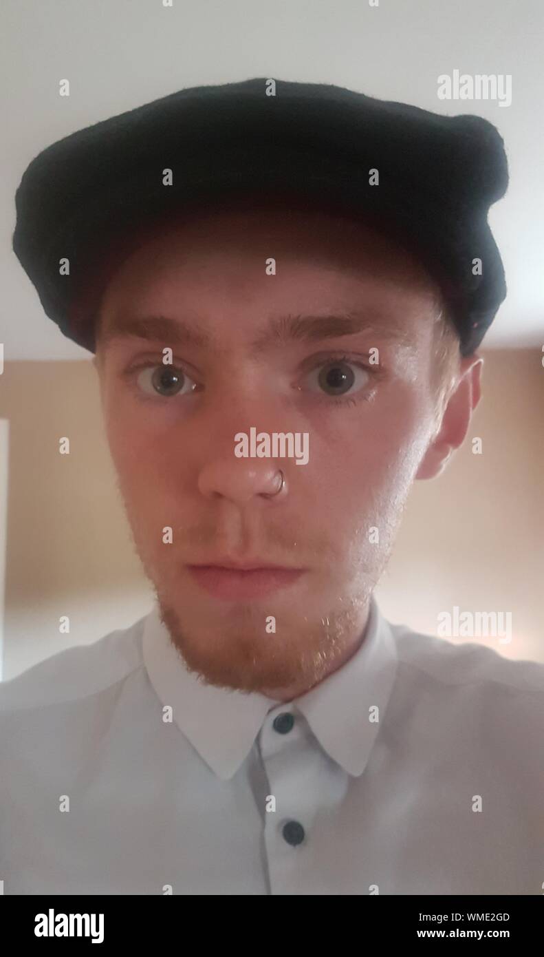 Flat cap camera man hi-res stock photography and images - Alamy