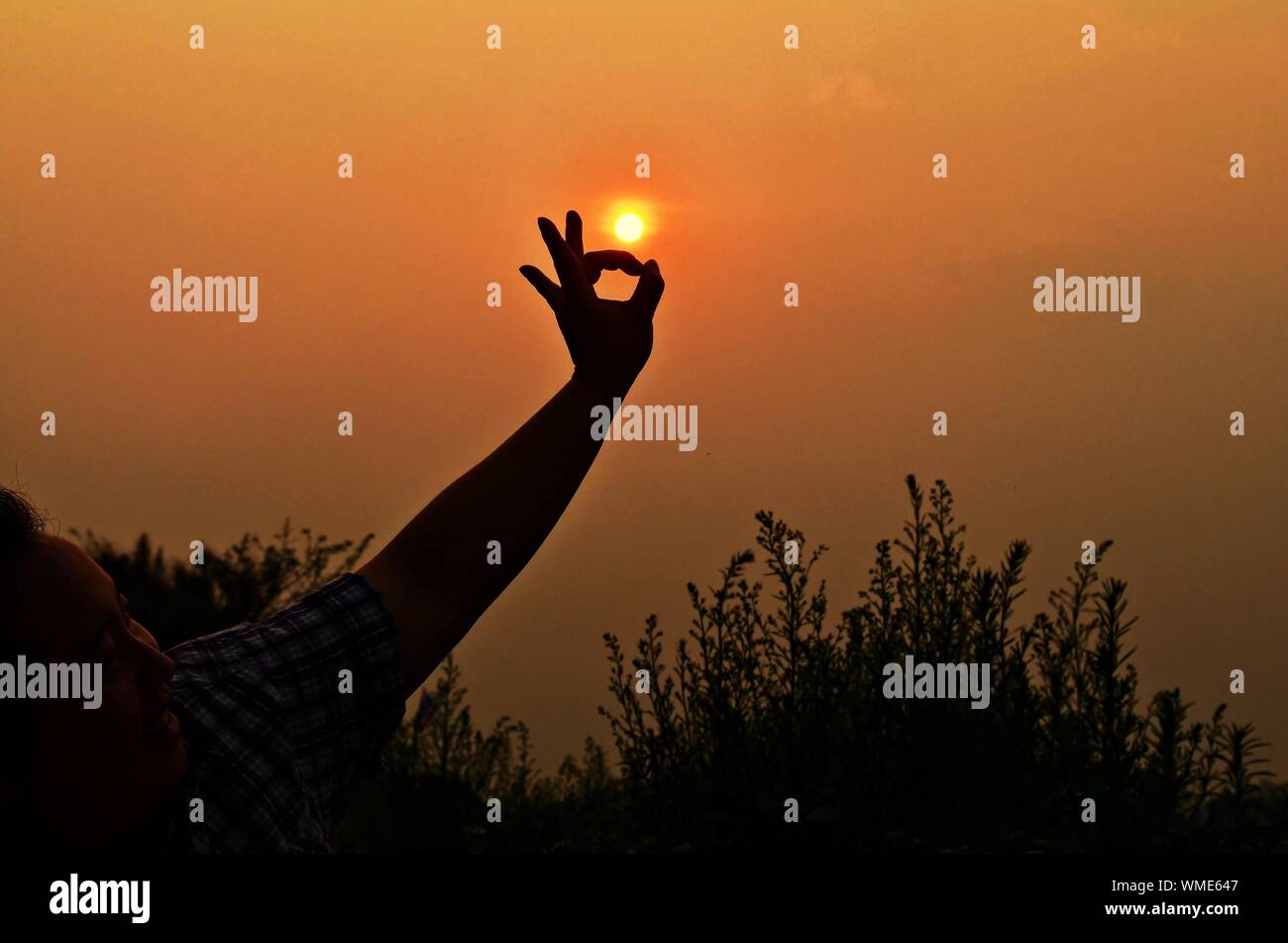 Hand reaching towards sunlight hi-res stock photography and images - Alamy