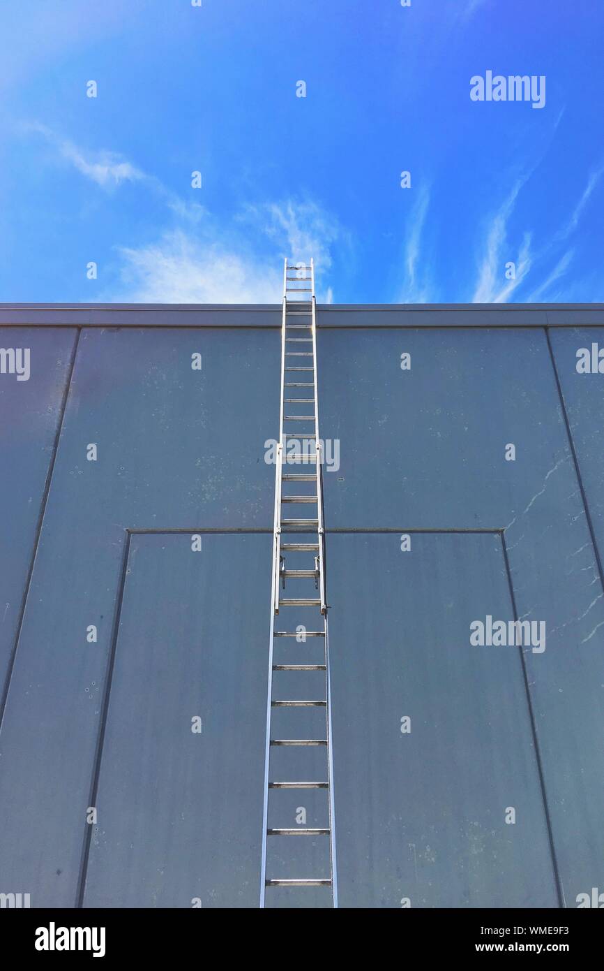 Ladder leaning against building hi-res stock photography and images - Alamy