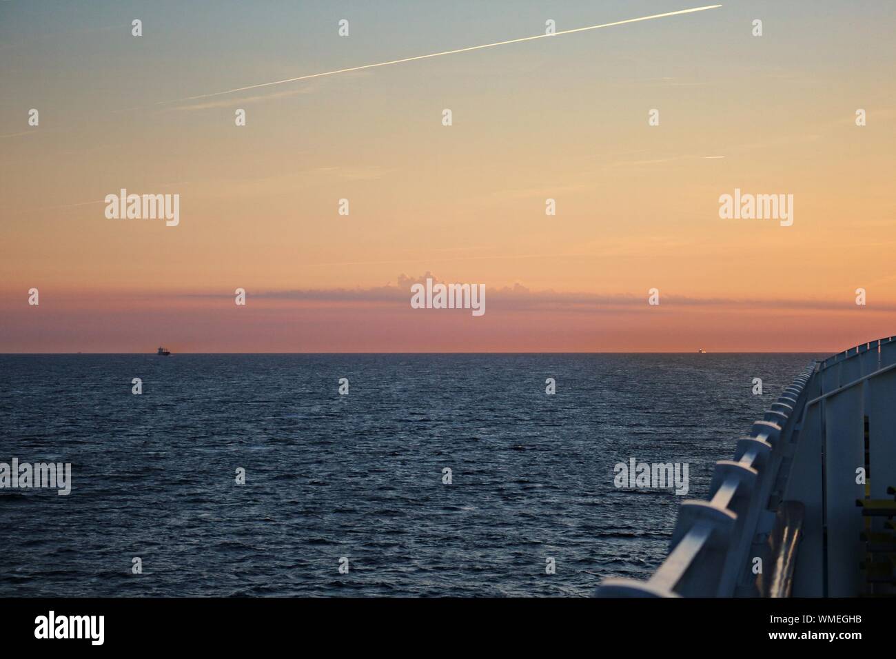 Ocean sunset boat hi-res stock photography and images - Alamy