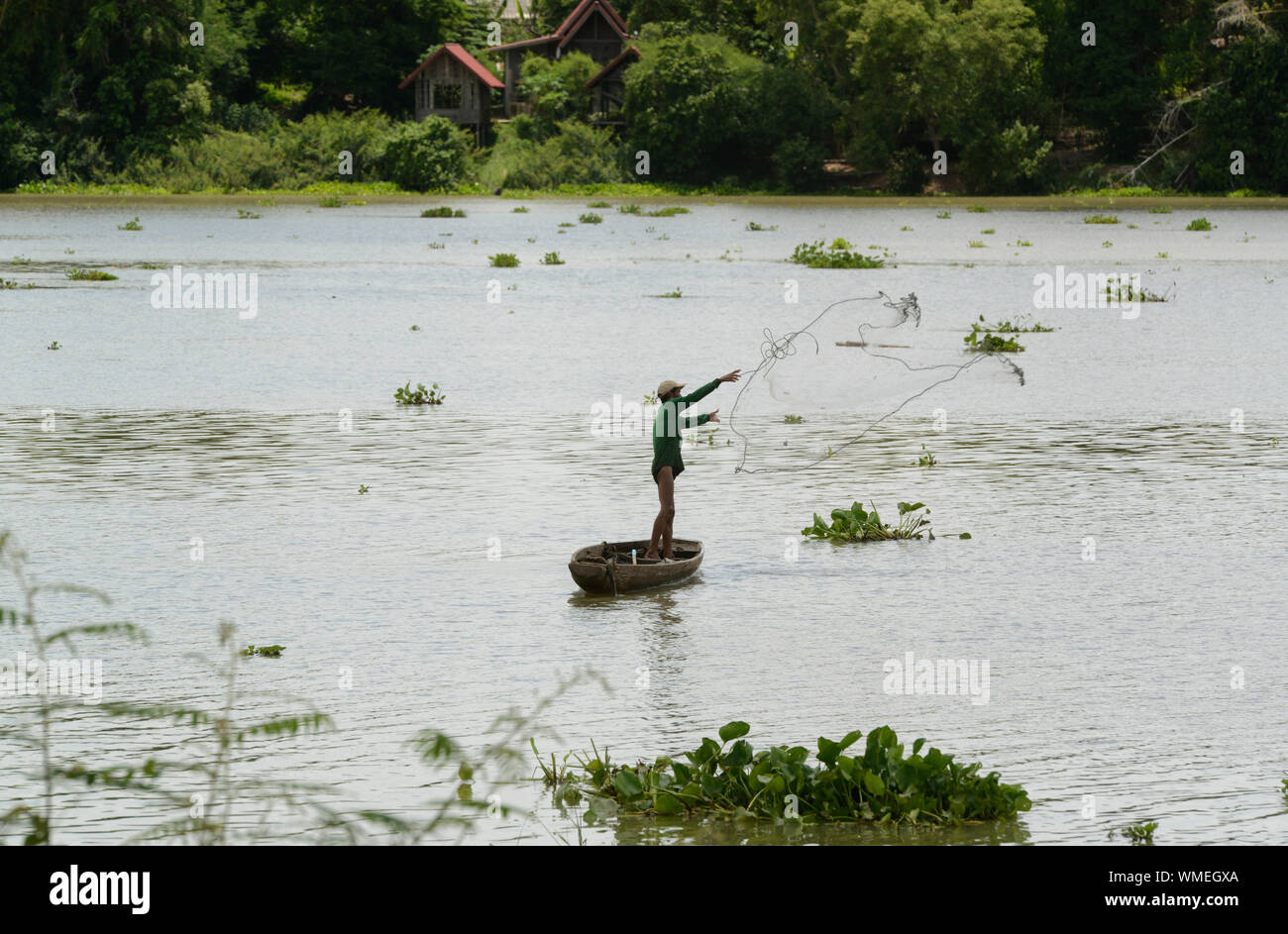 Fisherman throwing net in sea day hi-res stock photography and images ...