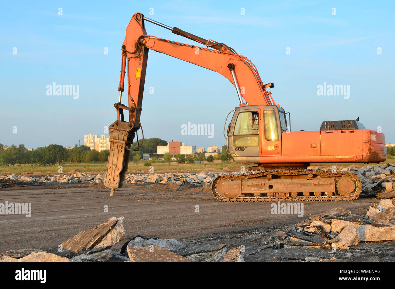 Crawler excavator with hydraulic hammer for the destruction of concrete ...