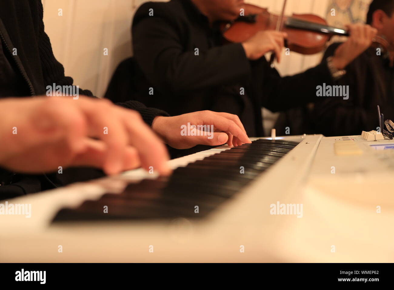 Playing string instruments hi-res stock photography and images - Alamy