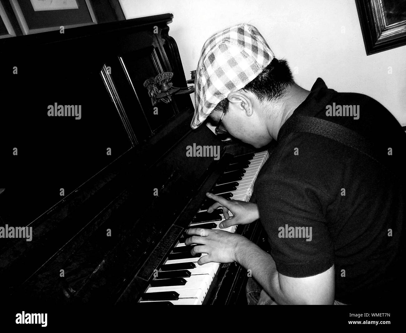 Side view of man playing keyboard hi-res stock photography and images ...