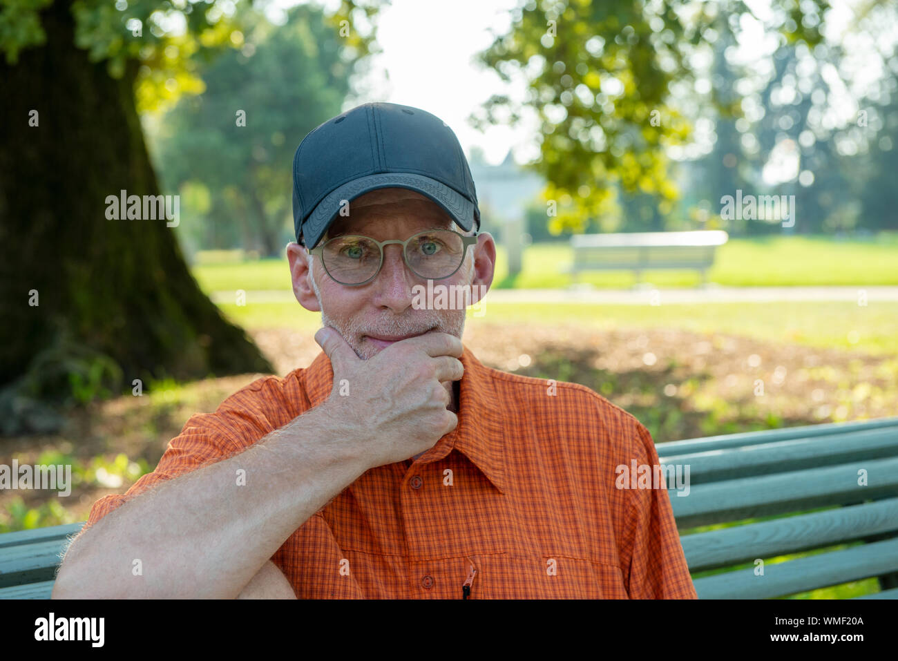 Old man in baseball hat hi-res stock photography and images - Alamy