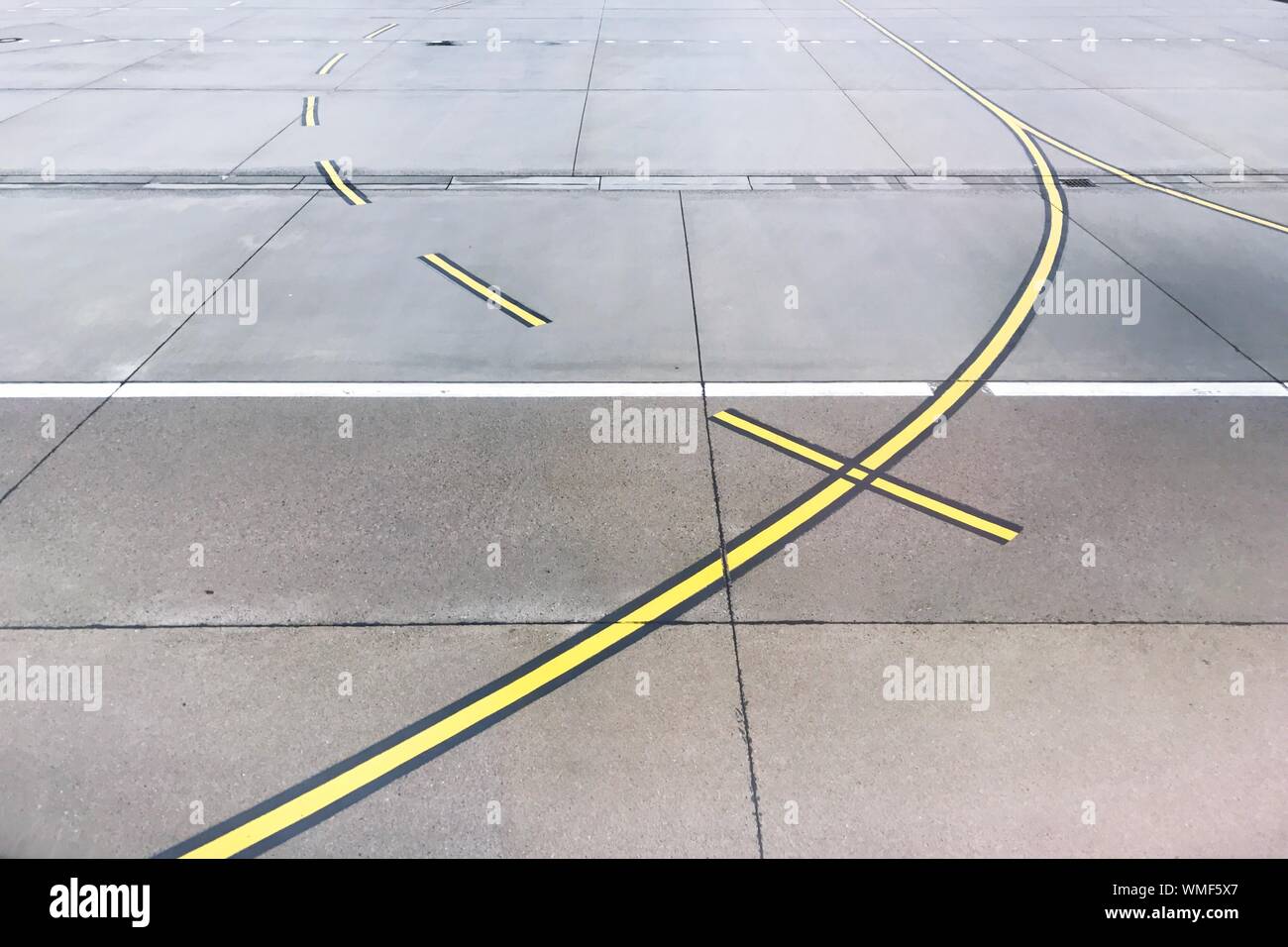 Airport curve hi-res stock photography and images - Alamy