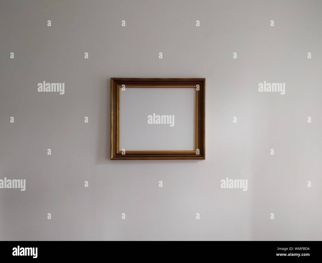 Empty frame museum hi-res stock photography and images - Alamy