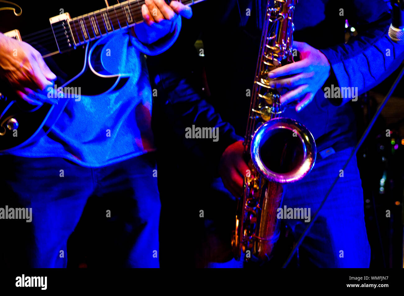 Musicians playing brass instruments hi-res stock photography and images ...