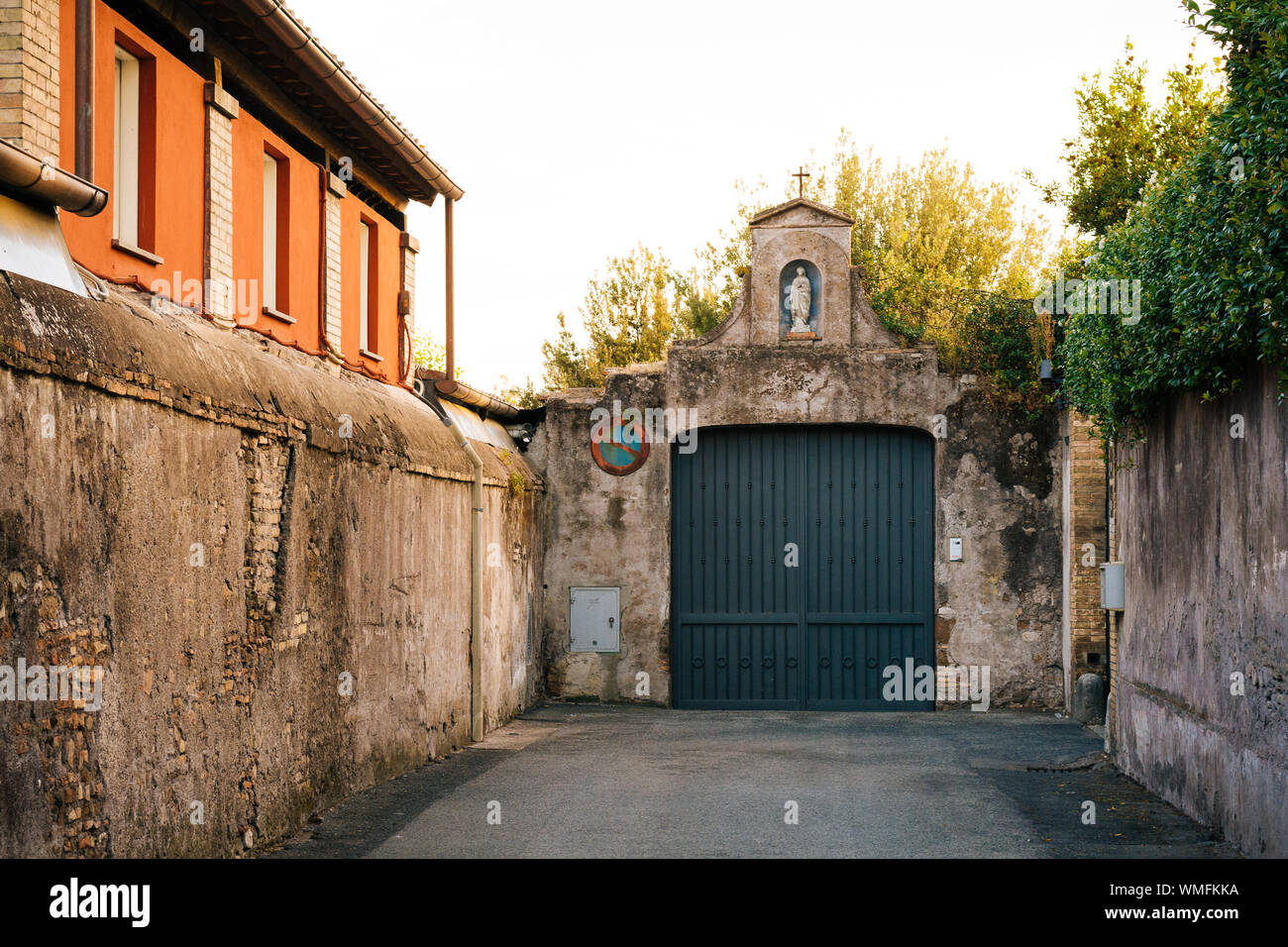 Gate of church hi-res stock photography and images - Alamy