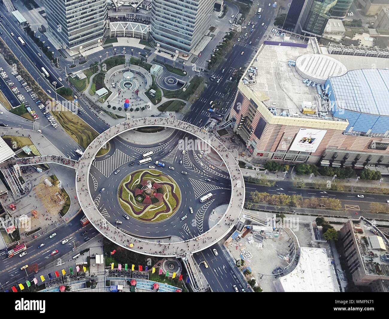 Traffic circle downtown hi-res stock photography and images - Alamy