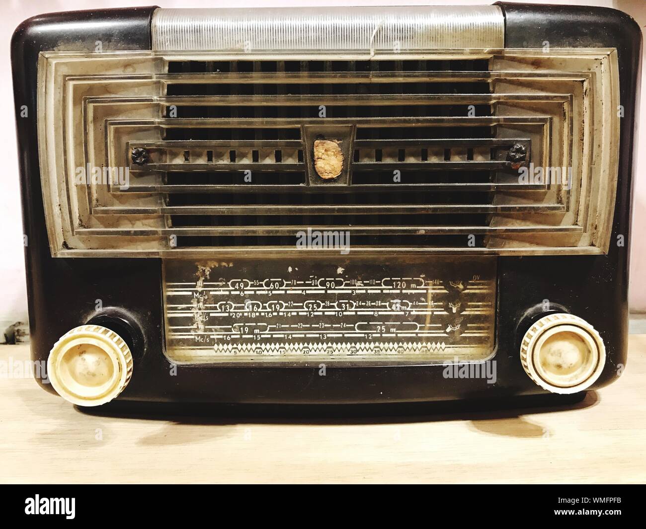 Vintage radio table hi-res stock photography and images - Alamy