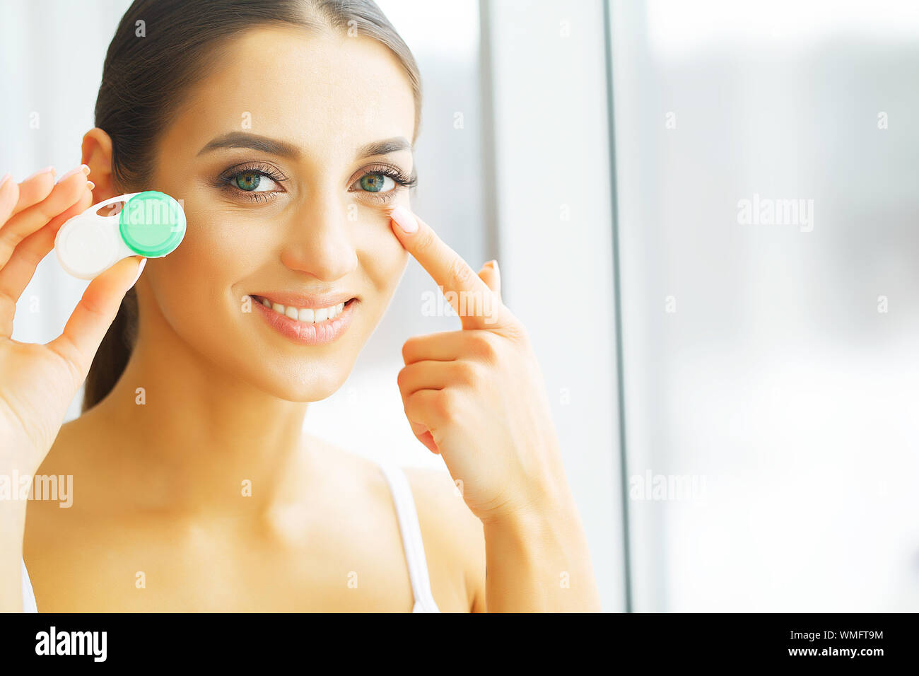 Closeup Of Beautiful Woman Applying Eye Lens In Eye Stock Photo - Alamy