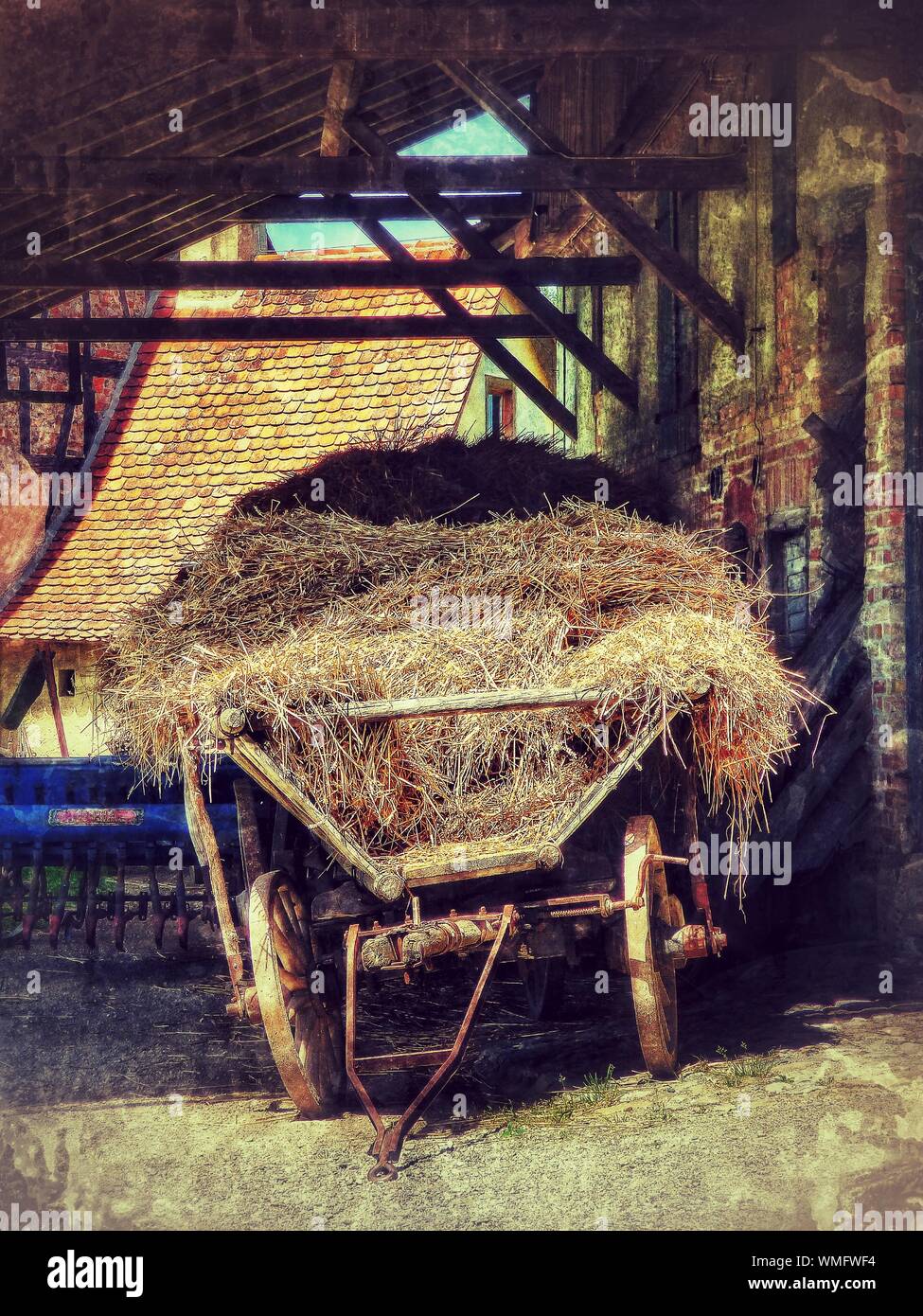 Haystack barn hi-res stock photography and images - Alamy