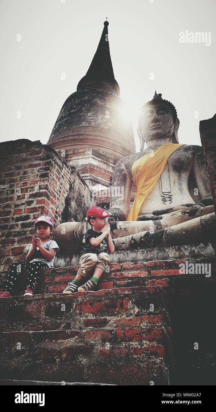 Children praying to buddha hi-res stock photography and images - Alamy